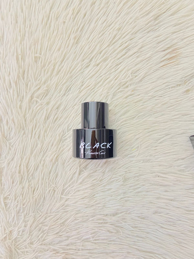 Perfume KENNETH COLE Black Original, en color negro con letra de la ma ...